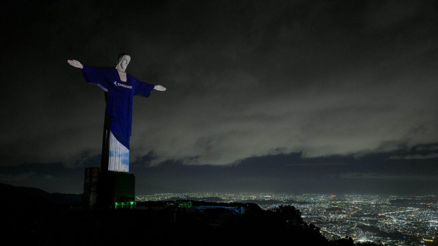 Embraer ilumina o Cristo Redentor para a abertura do maior evento ...