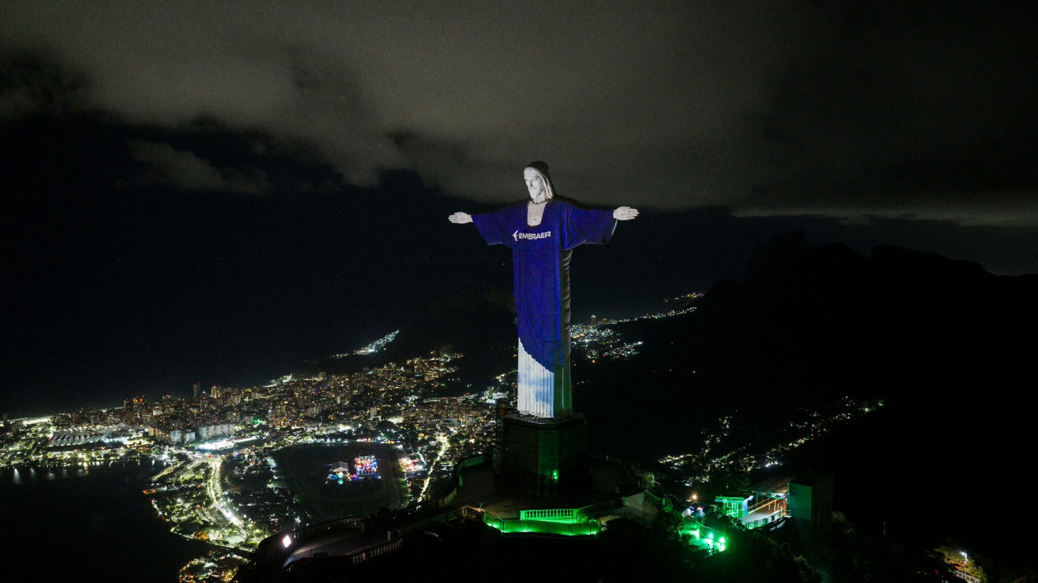 Embraer ilumina o Cristo Redentor para a abertura do maior evento ...